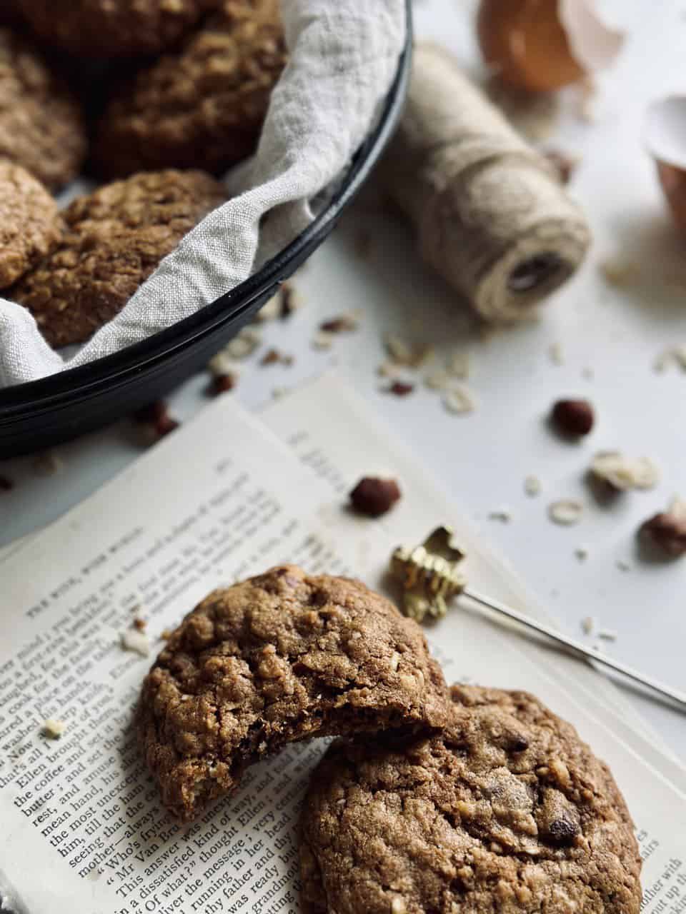 Crunchy chocolate chip and hazelnut oat cookies - A pinch of Zest