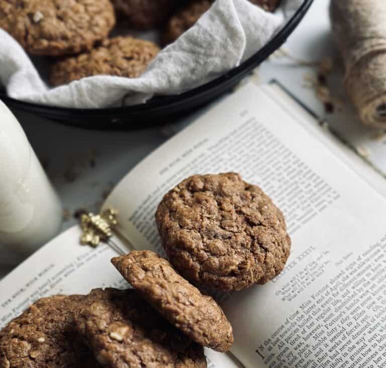 Crunchy chocolate chip and hazelnut oat cookies - A pinch of Zest